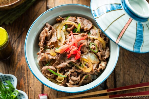 Gyudon: Resep, Sejarah, dan Variasi Daging Sapi Jepang